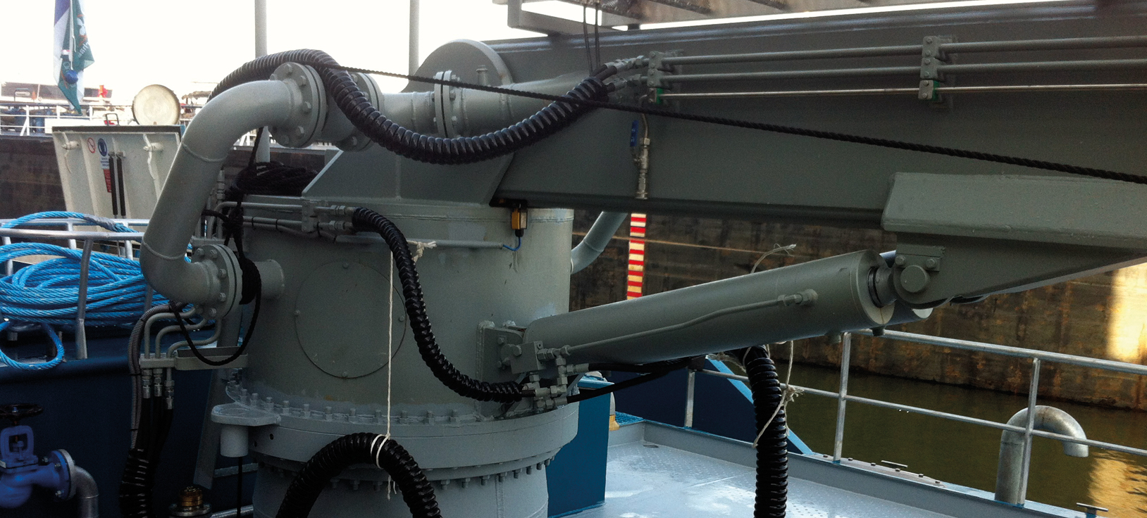 Bunkercrane oiltanker 360º rotatable with slewing ring bearing - ATB ...