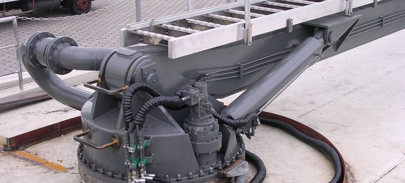 Bunkercrane oiltanker 360º rotatable with slewing ring bearing - ATB ...