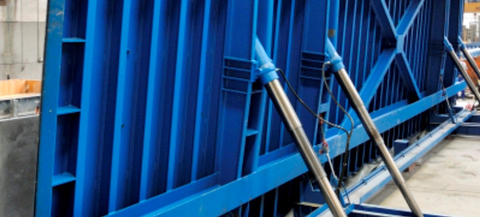 Tilting table with Faro combined bearings and lift mast profiles - ATB ...