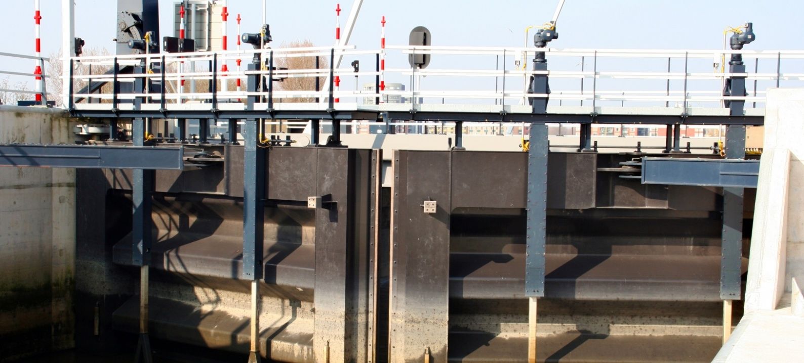 Lock paddle drives in gates of Julianalock Gouda - ATB Automation