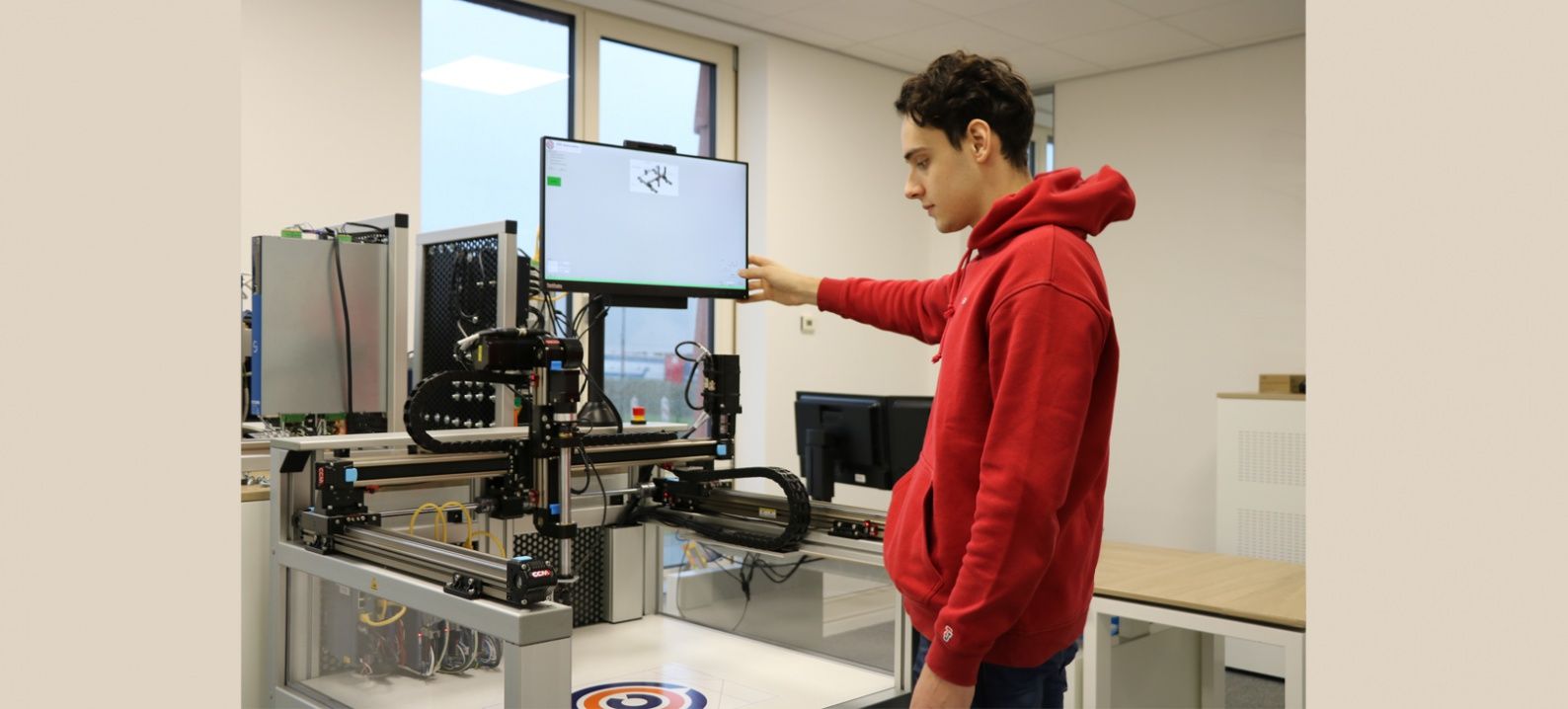 Louk designs a control program for a 4D robot - ATB Automation