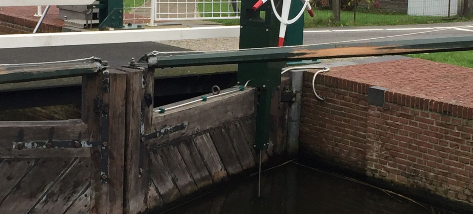 Electrical lock paddle drives in gates of Lock Wormer - ATB Automation